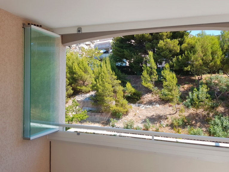 Fermeture de balcon en angle par un rideau de verre à Marseille 13009 ...