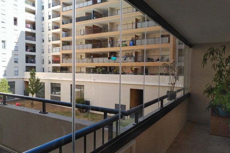 Fermeture de balcon par un rideau de verre à Marseille 13010 - COPROBAT