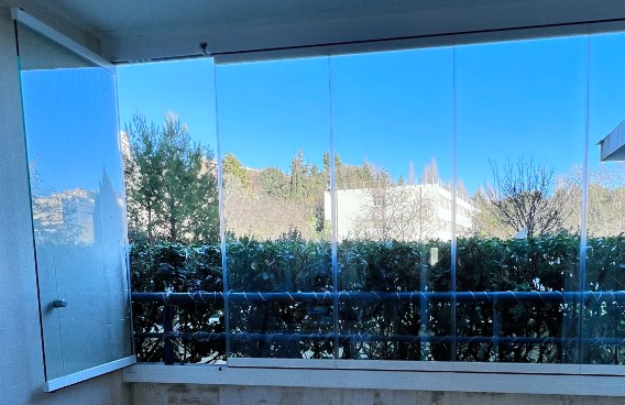 Fermetures de loggias et balcons rideau de verre sur allège - COPROBAT