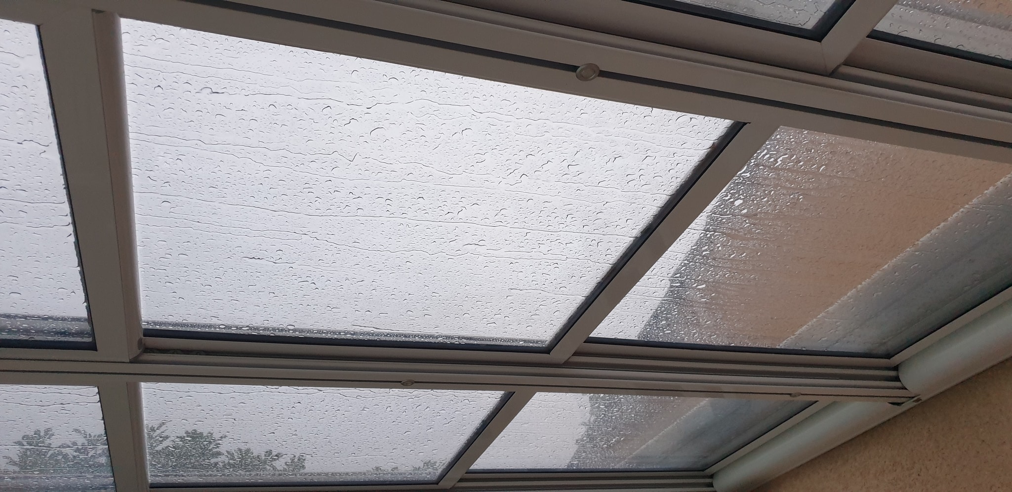 Véranda à toit vitré ouvrant motorisé et étanche à l'eau - COPROBAT